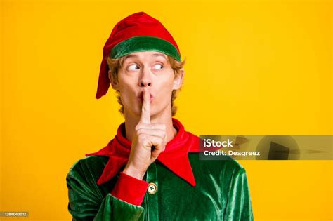 그의 멋진 매력적인 호기심 쾌활한 재미 남자 엘프 의 클로즈업 초상화 는 밝은 선명한 빛 생생한 노란색 배경위에 고립 된 복사 공간을 옆으로 찾고 Shh 기호 이브 노엘