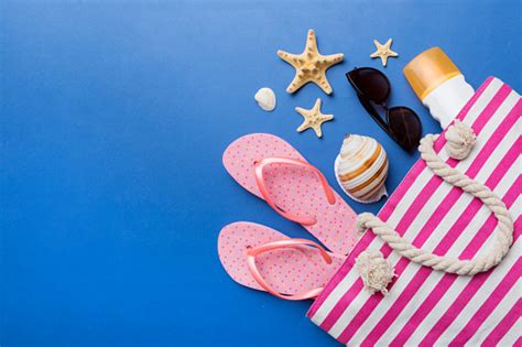 해변 액세서리 플랫은 컬러 배경에 대한 상단 뷰를 누워 여름 여행 개념 불가사리와 바다 조개가있는 가방 위쪽 보기 가방에 대한 스톡 사진 및 기타 이미지 Istock