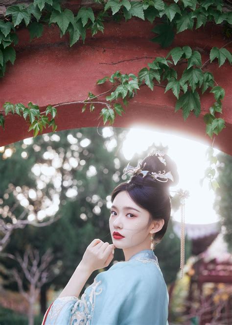 林允蓝衣造型古风写真 宋朝华服珍珠花钿妆，有点梦回宋引章了