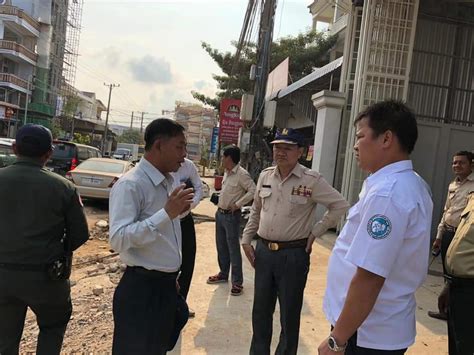 អភិបាលខេត្តព្រះសីហនុ ចុះពិនិត្យផ្លូវលេខ១០៤ គ្រោងបើកការដ្ឋានជួសជុលឡើងវិញ នៅខែមេសាខាងមុខ