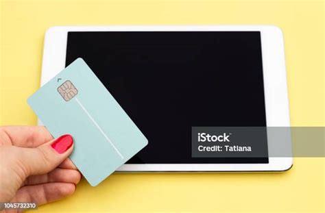 신용 카드와 노란 배경 온라인 쇼핑 사이버 월요일의 개념에 태블릿 Brand Name Mobile Payment에 대한 스톡 사진 및 기타 이미지 Brand Name
