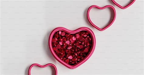 테이블 위에 앉아 있는 분홍색 하트 모양의 쿠키 커터 사진 Unsplash의 발렌타인 이미지