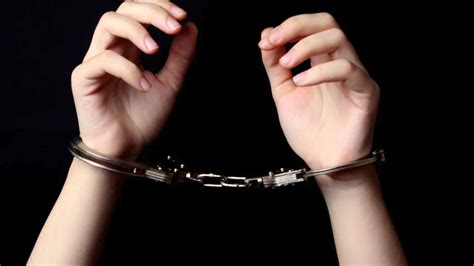 Задържаха 20 годишна жена и 17 годишен младеж за измама Новини бг