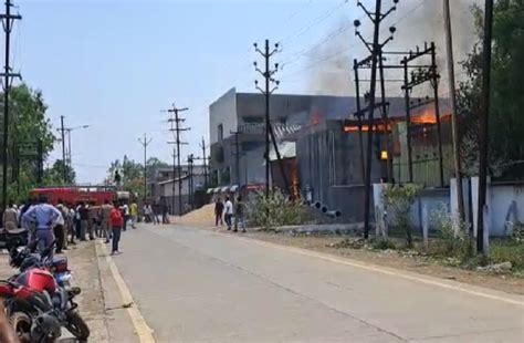इंडस्ट्रीयल एरिया में भीषण आग कई लोग फैक्ट्री में फंसे रेस्क्यू जारी