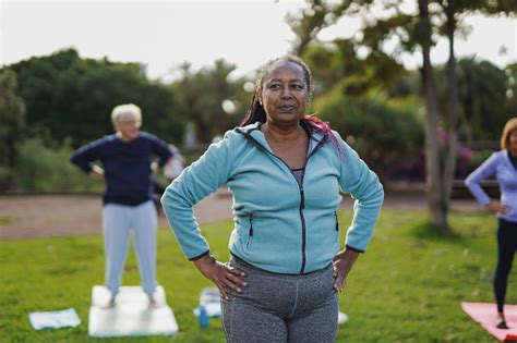 도시 공원에서 요가 수업을 하는 동안 함께 즐거운 시간을 보내는 다인종 노인들 노인 친구들과 건강한 라이프스타일 컨셉 남자에 대한 스톡 사진 및 기타 이미지 Istock