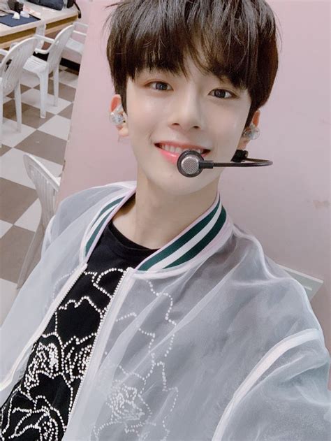 더쿠 스압 잘생쁨하게 셀카 잘찍는 신인 남자 아이돌 