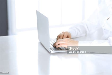 노트북 컴퓨터에 입력 하는 비즈니스 여자 손의 클로즈업 사무실에서 일 하는 비서 개념에 대한 스톡 사진 및 기타 이미지 개념 경영자 계획 Istock