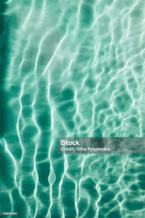 추상적인 질감의 배경 태양 반사가 있는 수영장의 파도 맑은 녹색 물 0명에 대한 스톡 사진 및 기타 이미지 0명 개념