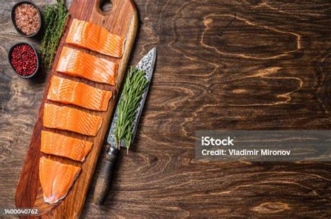 얇게 썬 연어 필레 백리향과 로즈마리를 곁들인 생선 고기 나무 배경 맨 위 보기입니다 복사 공간 날것에 대한 스톡 사진 및 기타 이미지 Istock