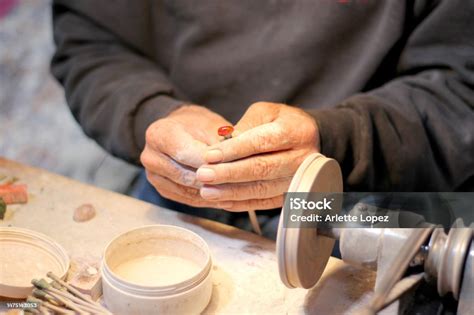 귀중한 보석을 만들기 위해 오팔 돌과 광물을 연마하는 작업장에서 일하는 노인 장인의 손 고용과 노동에 대한 스톡 사진 및 기타