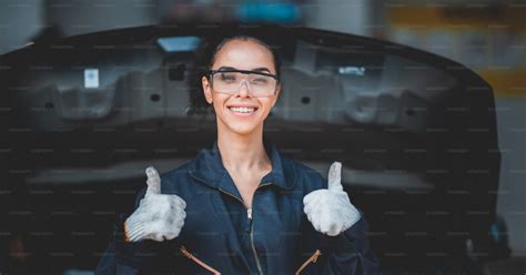 자동차 엔진 서비스에 관한 정비사 업무의 배경 자동차 차고에서 자동차를 유지 보수 또는 수리하는 자동차 작업을 하는 기술자 비즈니스 산업용 자동차 엔진 사진