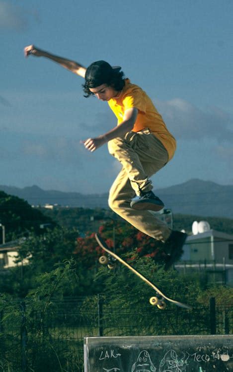 10대 거리 공원 균형 그래피티 긴 머리 남성 낮 다이나믹한 도시의 라이프스타일 모험 문화 산 스케이트보더 스케이트보드 스케이트보딩 스포츠