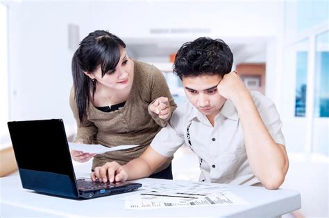 Premium Photo Couple Paying Bills Online