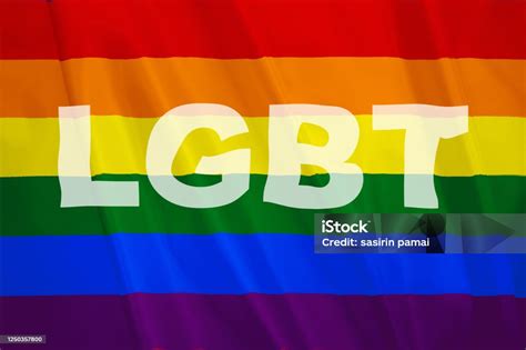 자부심달 레즈비언 게이 양성애자 트랜스젠더 인권 관용과 평화 3d 일러스트레이션을 상징하는 웨이브 무지개 깃발에 Lgbt 텍스트 문자 3차원 형태에 대한 스톡 사진 및 기타