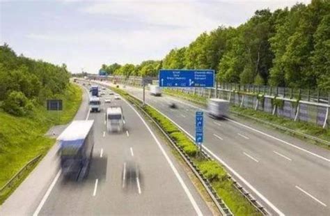 世界上最早建高速公路的国家，大部分高速路不限速，管理非常到位 德国