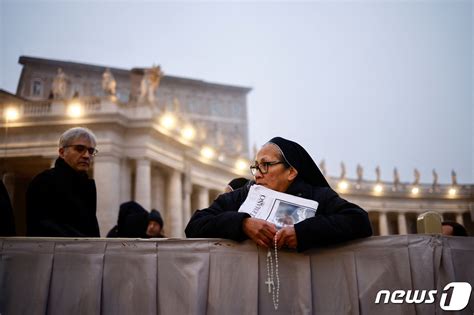 베네딕토 16세 장례식 기다리는 수녀 네이트 뉴스