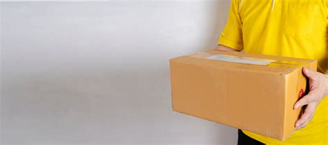 오렌지 유니폼을 입은 배달남자가 택배 서비스 컨셉에 소포 상자를 건네주었습니다 건강관리와 의술에 대한 스톡 사진 및 기타 이미지