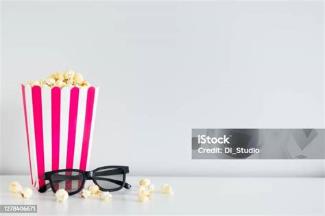 시네마 컨셉 빨간 줄무늬 상자에 팝콘 3d 안경 및 흰색 벽 위에 복사 공간 0명에 대한 스톡 사진 및 기타 이미지 0명 3차원 형태 개념 Istock