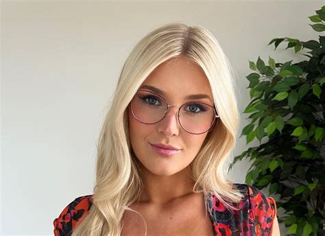 Allie Dunn Biography 23 Photos Age Height Real Name Instagram