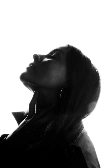 가장 밝은 부분 감정 관념적인 그레이스케일 그림자 극적인 조명 낮은 키 내성 눈을 감다 대조 명상 적 몽환