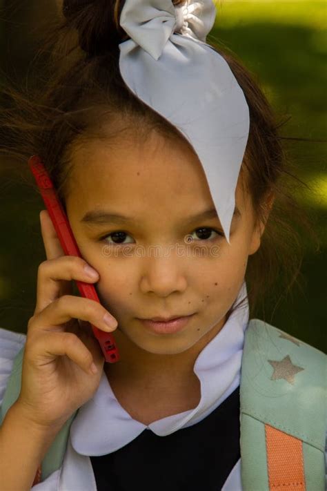 Una Chica Con Uniforme Escolar Foto De Archivo Imagen De Estudiante Uniforme