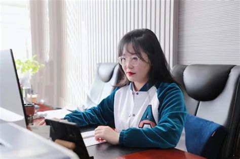 女本柔弱 为警则刚——通化分局：致敬平凡岗位上的警花警嫂们！祝你们节日快乐！澎湃号·政务澎湃新闻 The Paper