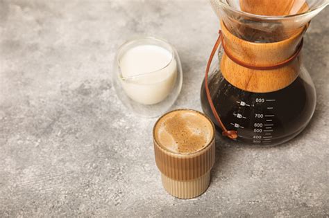 Chemex를 사용하여 커피를 준비하고 커피 메이커와 물방울 주전자를 붓습니다 커피를 양조하는 다른 방법 커피숍 개념입니다 크림을 곁들인 크리미 라떼 바닐라 라프 0명에