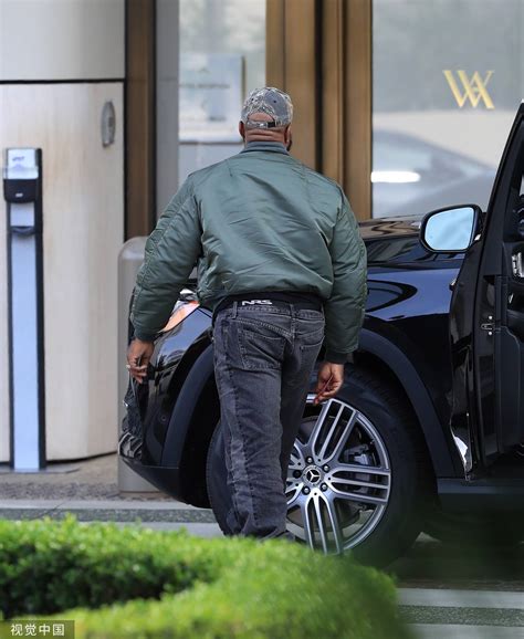 侃爷消失数日后 与某金发女子现身酒店状态佳 搜狐大视野 搜狐新闻