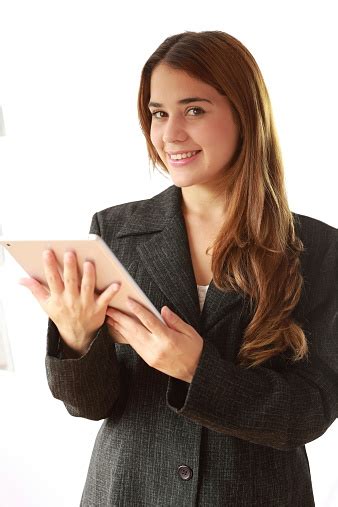 Wanita Eksekutif Muda Berpose Menggunakan Tablet Foto Stok Unduh