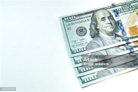 돈 미국 백 달러 지폐 흰색 배경에 고립 된 다양 한 통화의 더미 미국 지폐 여러 개를 근접 촬영 미국 통화 테이블에 흩어져 0명에 대한 스톡 사진 및 기타 이미지 Istock