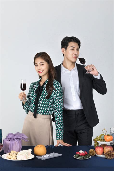 유토이미지 추석쇼핑와인잔 들고 있는 커플 사진 이미지