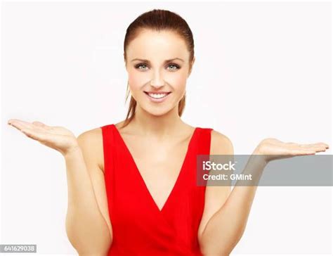 열린 손 손바닥에 빈 복사 공간을 보여주는 소녀 뭔가 를 제시 가리키기에 대한 스톡 사진 및 기타 이미지 가리키기 갈색 머리 감정 Istock