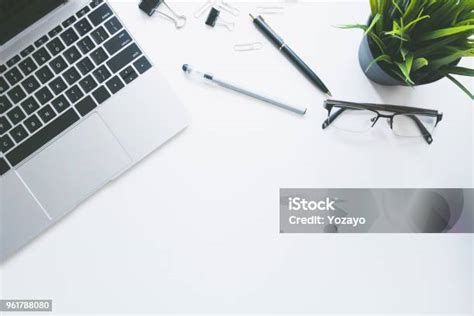 컴퓨터 펜 및 복사 공간 현대 작업 공간 사무실 책상 테이블의 상위 뷰 책상에 대한 스톡 사진 및 기타 이미지 책상 바로 위 일함 Istock