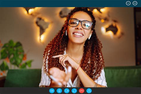 젊은 아프리카 계 미국인 여성의 헤드 샷 초상화 스크린 보기는 친구 또는 친척과의 화상 통화에 집 토크에 앉아 25 29세에 대한 스톡 사진 및 기타 이미지 Istock