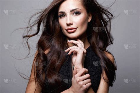 美丽的长发女孩。头发护理。卷发美女的时尚美型肖像