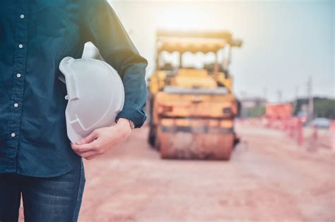 도로 건설 배경에 서 하드 모자를 들고 엔지니어를 닫습니다 건설 산업에 대한 스톡 사진 및 기타 이미지 건설 산업 건설