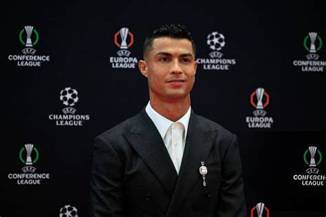 ببینید خونسردی جالب پسربچه ایرانی در عبور از بادیگاردهای رونالدو و