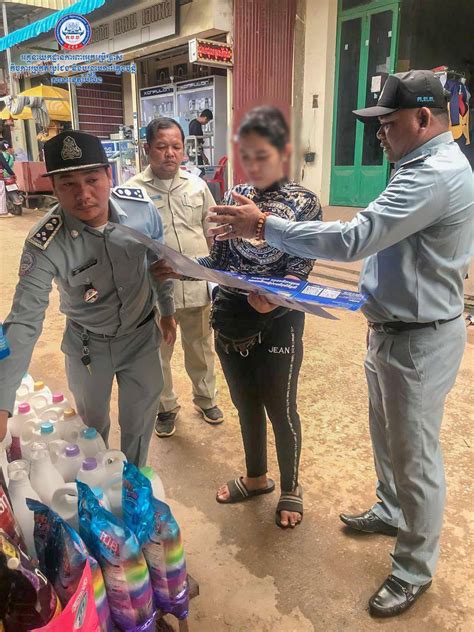 មន្ត្រីសាខា ក ប ប រកឃើញទំនិញពុំមានអនុលោមភាពប្រមាណ ៧០គីឡូក្រាម បន្ថែមទៀត សារព័ត៌មាន នគរវត្ត