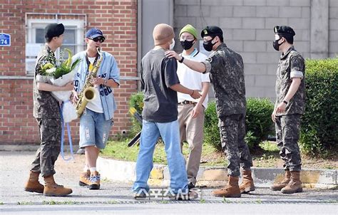 ‘월드와이드 핸섬 진 “전역을 명 받았습니다”색소폰 든 Rm→비니 쓴 제이홉까지 Bts 완전체 뭉쳐 Ss현장