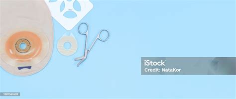 서로 다른 직경의 크기와 밝은 파란색의 의료 가위를 가진 스텐실인 인공 항문 절제술 가방 0명에 대한 스톡 사진 및 기타 이미지 0명 가위 간판 Istock