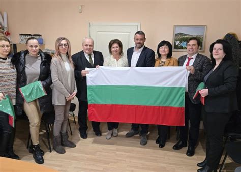 Трибагреникът по фасадите на училищата за 3 ти март Пловдив Онлайн