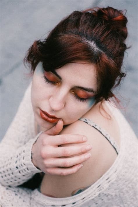 감은 눈 감정적인 개성 개인 공간 고독 고요한 꿈 같은 눈썹 도시 배경 만족 목걸이 묵상 미묘한 미술 초상화 미용 사진 부드러운 빛 부드러운