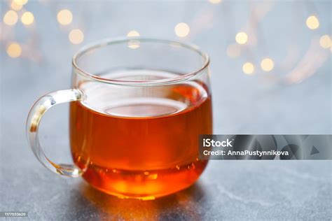 밝은 화환과 유리 컵에 차 회색 배경입니다 공간을 복사합니다 차 뜨거운 음료에 대한 스톡 사진 및 기타 이미지 차 뜨거운