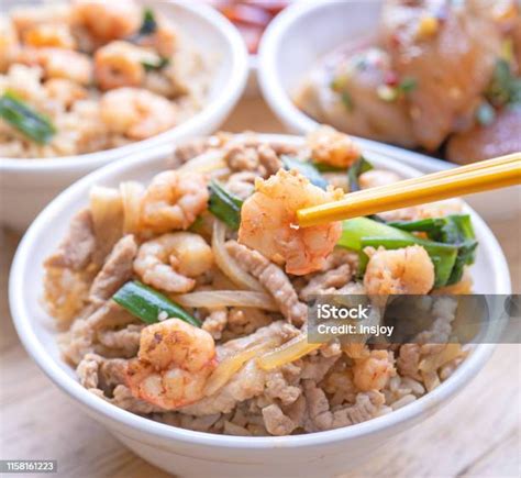 쌀 위에 삶은 새우 대만 의 유명한 전통 길거리 음식 간장 삶은 새우와 삶은 밥에 돼지 고기 슬라이스 여행 컨셉 복사 공간 클로즈업 개념에 대한 스톡 사진 및 기타 이미지