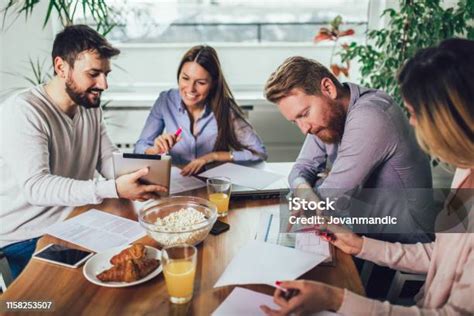 성공적인 스타트업 팀 교육 마케팅 전략에 종사하는 비즈니스 팀 브레인스토밍 회의 개념 계획에 대한 스톡 사진 및 기타 이미지 Istock