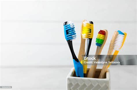 회색 배경의 유리에 여러 가지 색의 칫솔 세트를 클로즈업합니다 치과 개념 구강 관리 욕실을위한 화장품의 개념 측면보기 복사 공간 치과 위생 0명에 대한 스톡 사진 및 기타