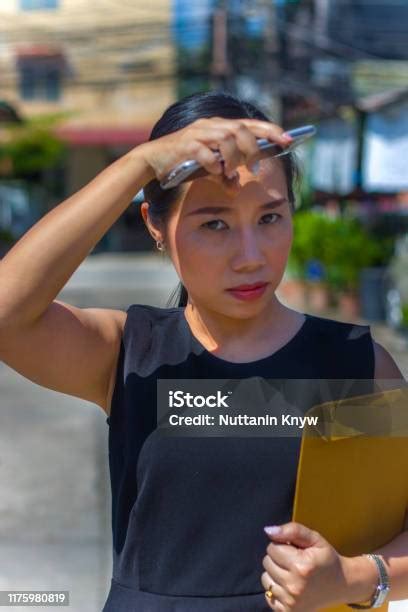 비즈니스 여자 걷는 변호사 전문 또는 이와 유사한 야외 에서 심각한 인종 아시아 백인 사업가 외부 스트레스 가득 찬에 대한 스톡 사진 및 기타 이미지 Istock