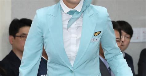 증언대로 향하는 항공기 승무원