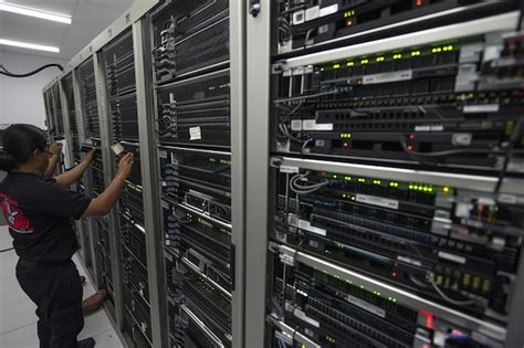 Premium Photo Team Of Technicians Configuring Raid Settings For Data Redundancy