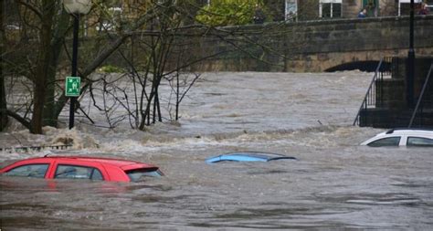 Надојдени води носат автомобили во Будва сопствениците направиле голема грешка ВИДЕО